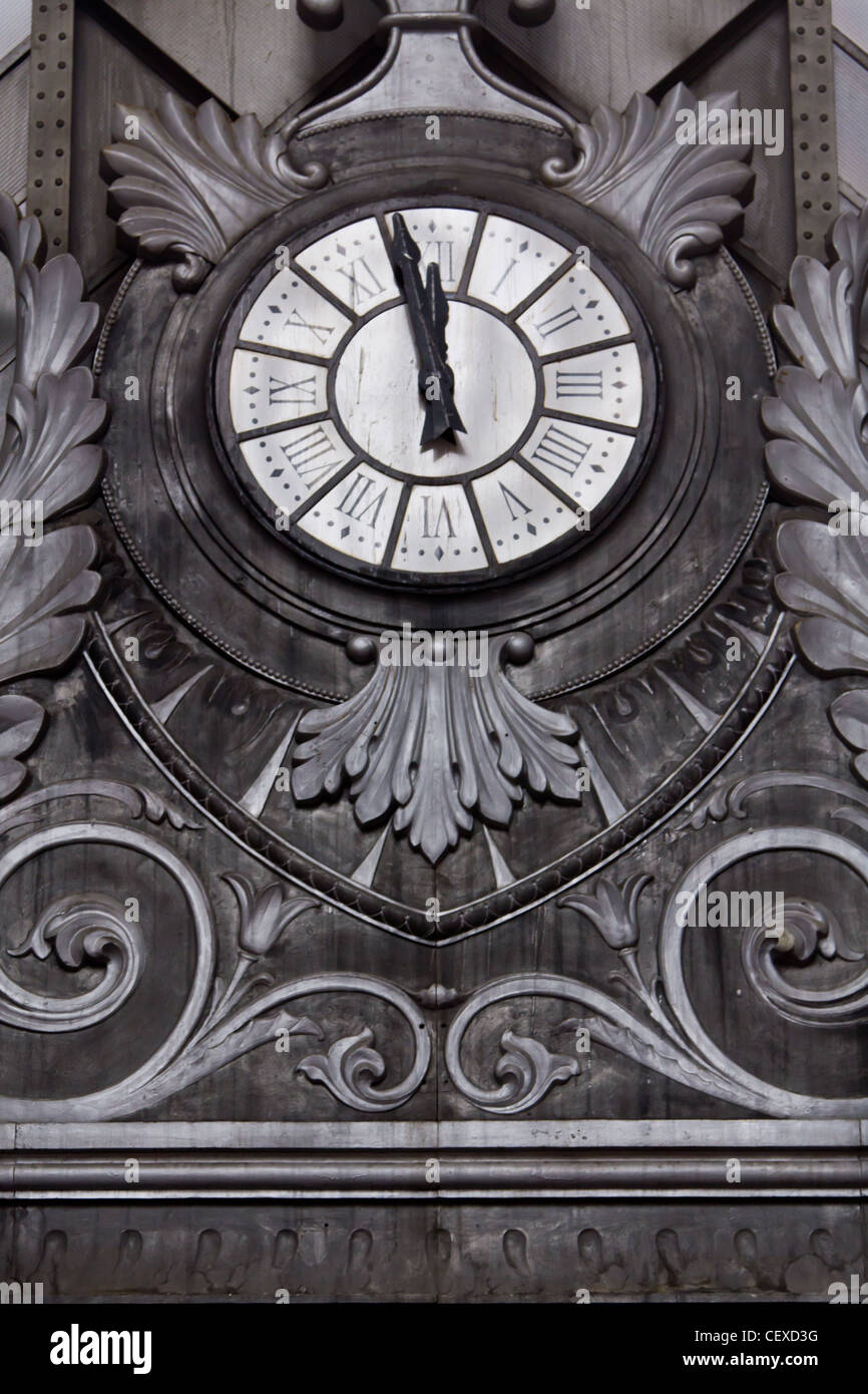 Large clock hi-res stock photography and images - Alamy