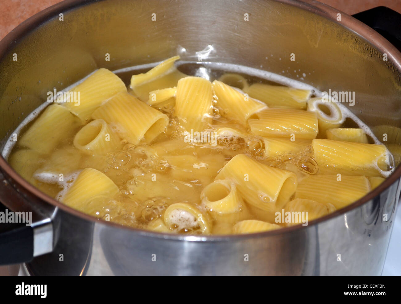 Glass pot boiling water hi-res stock photography and images - Alamy