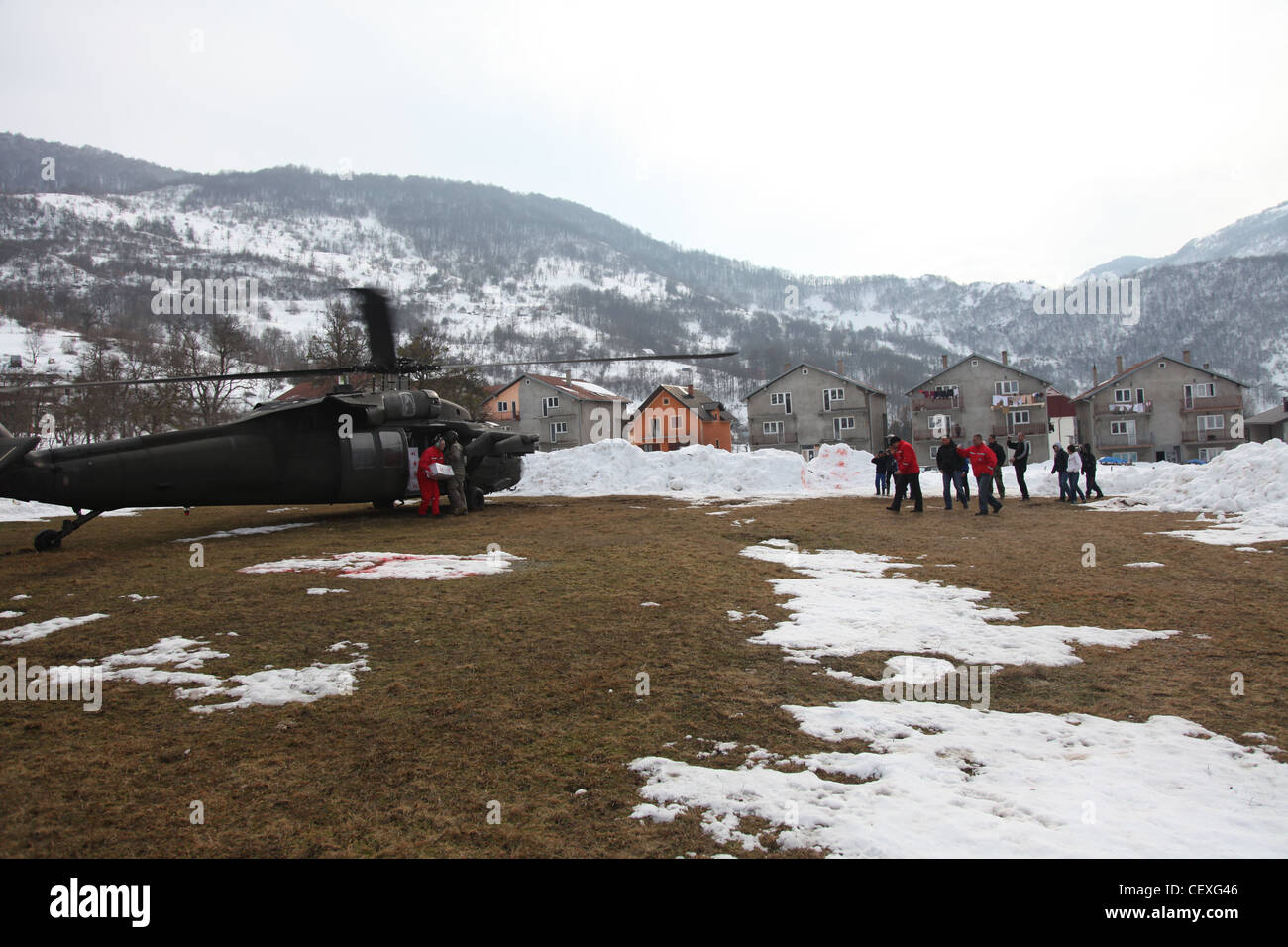 U s soldiers look on hi-res stock photography and images - Alamy