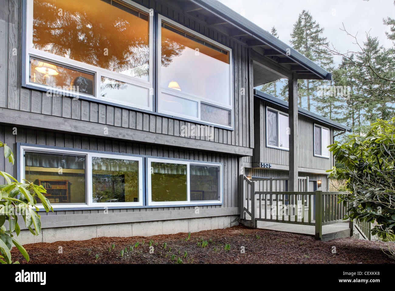 Split level house hi-res stock photography and images - Alamy