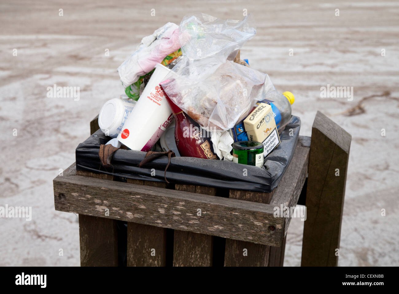 Litter bin over flowing hi-res stock photography and images - Alamy