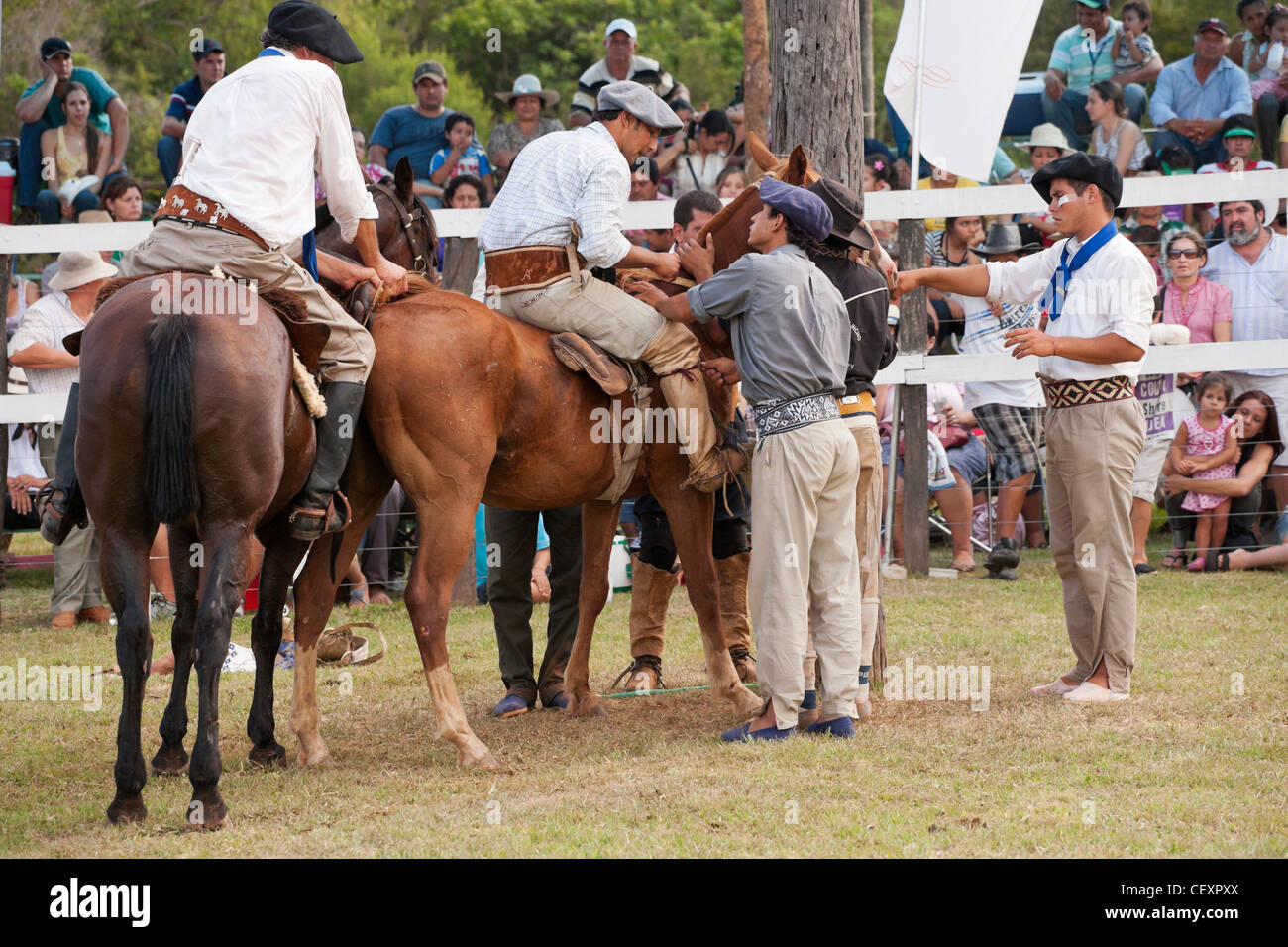 Paraguay traditional dress hi-res stock photography and images - Alamy