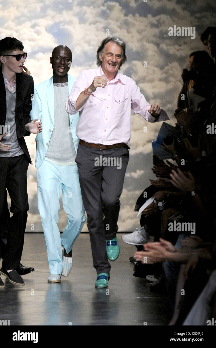 Paul Smith Paris Ready to Wear Spring Summer on catwalk with models ...
