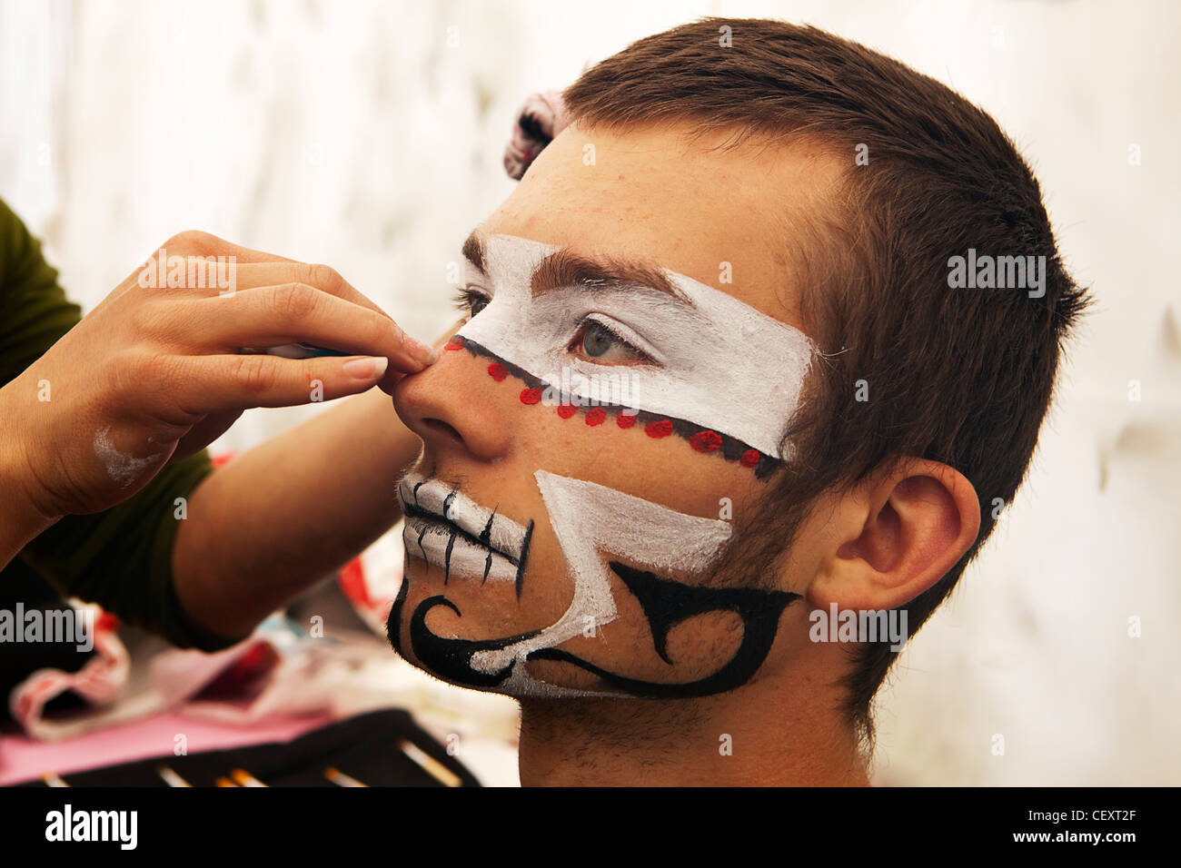 Skeleton face painting hi-res stock photography and images - Alamy