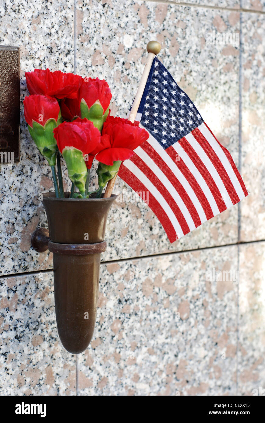 American flag gravesite hi-res stock photography and images - Alamy