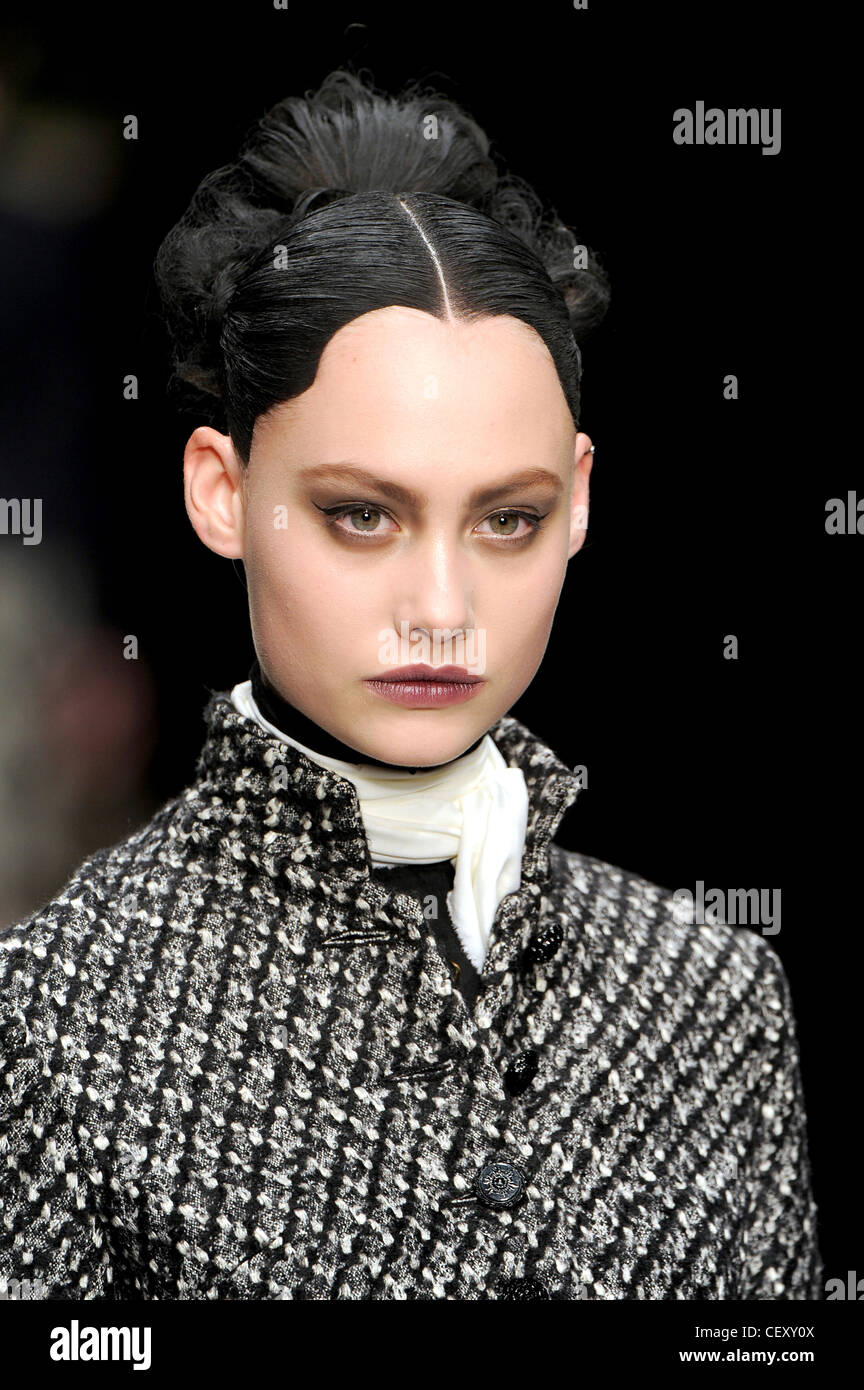 Kinder Aggugini London Ready to Wear Autumn Winter Textured tweed ...