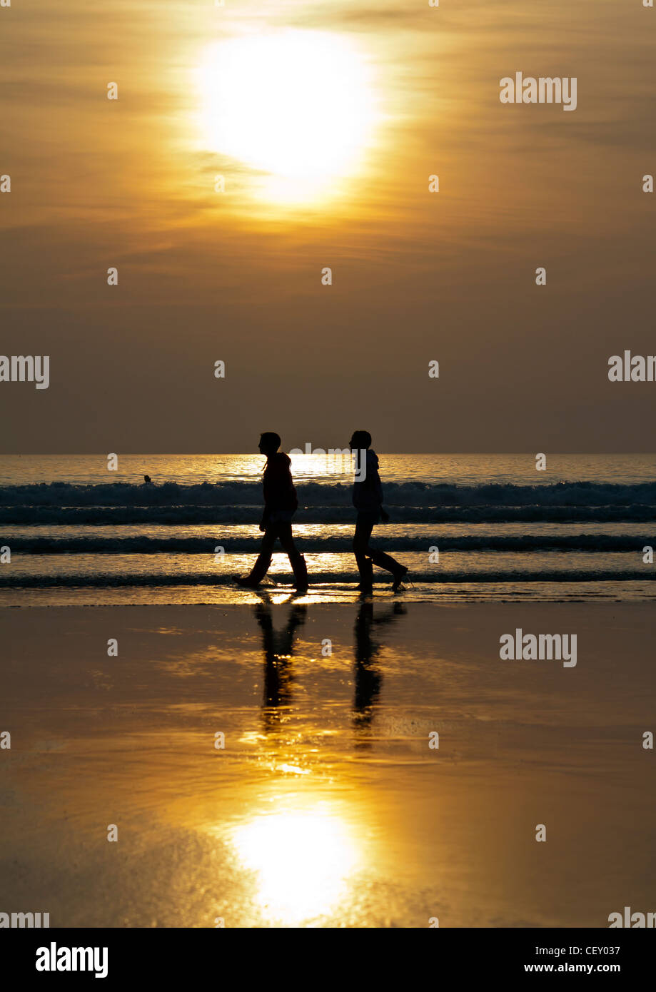 Silhouettes on beach hi-res stock photography and images - Alamy