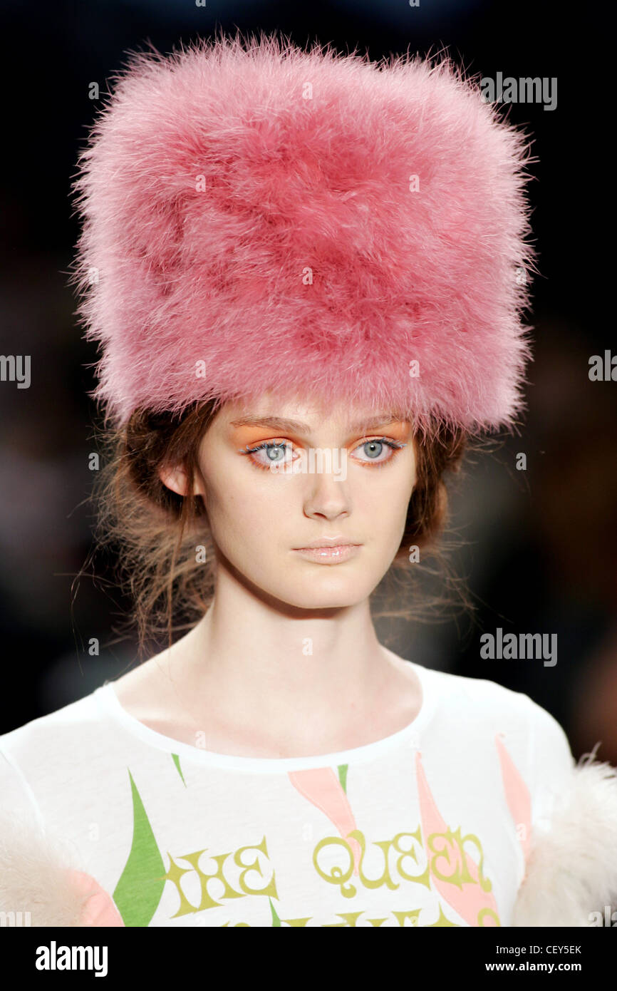 Custo Barcelona New York Ready to Wear Autumn Winter Pink fur hat Stock ...