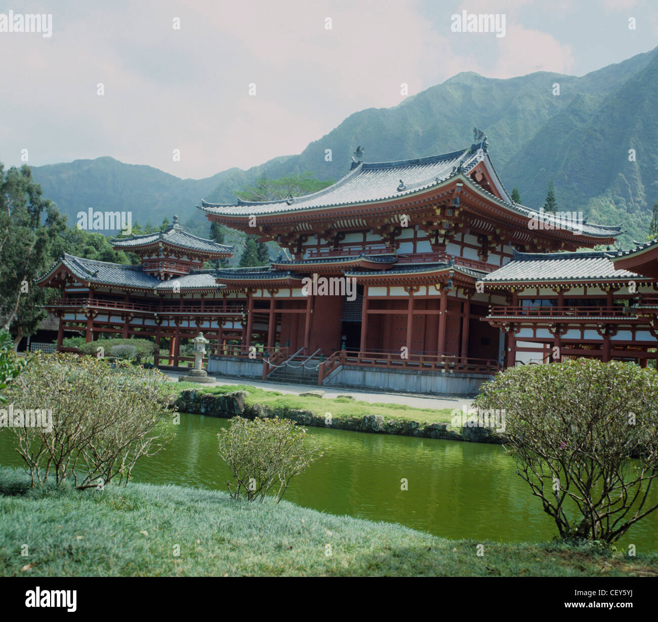Japanese temple mountains hi-res stock photography and images - Alamy