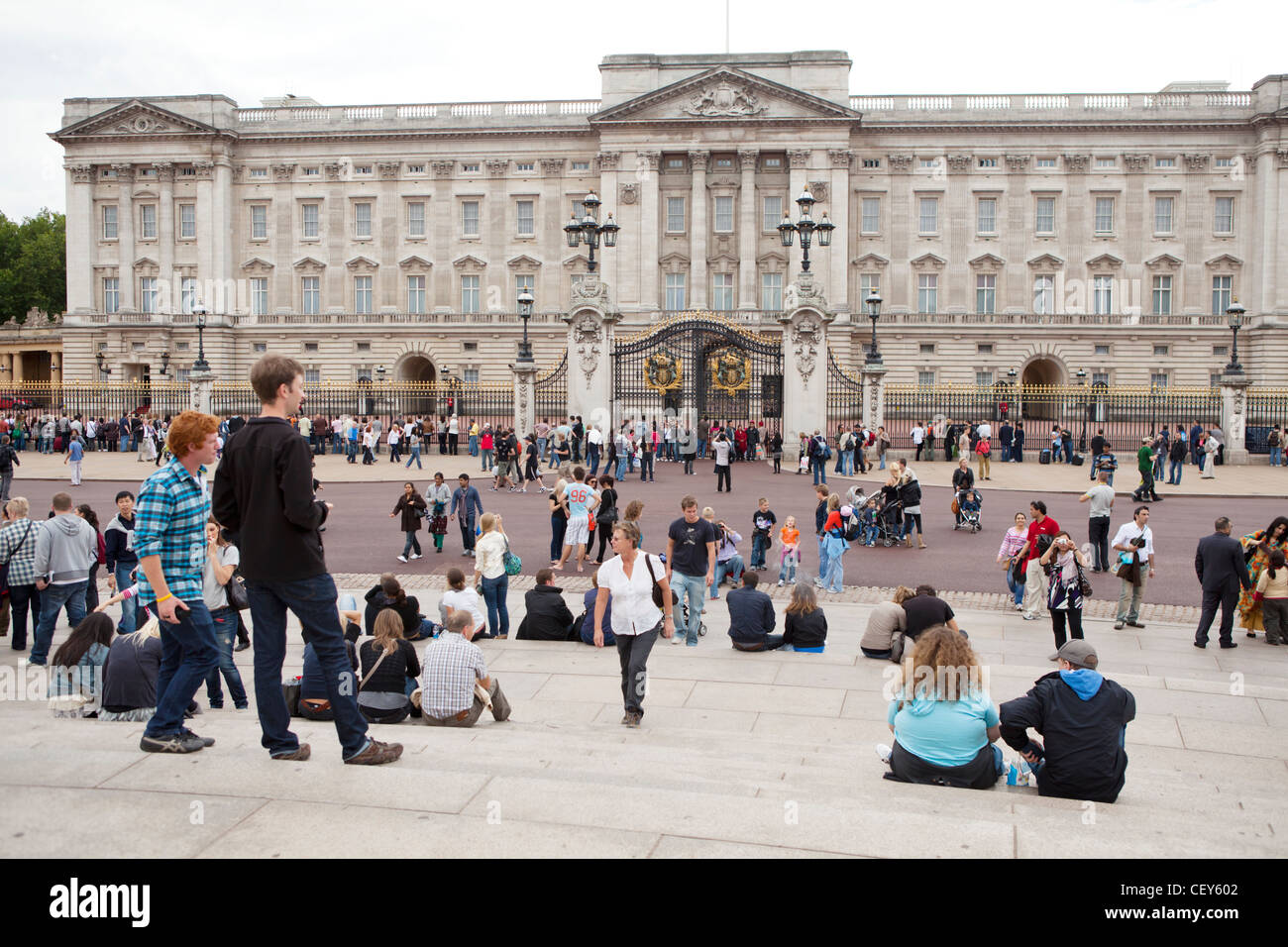 A view of Buckingham Palace with crowds of people outside Stock Photo ...