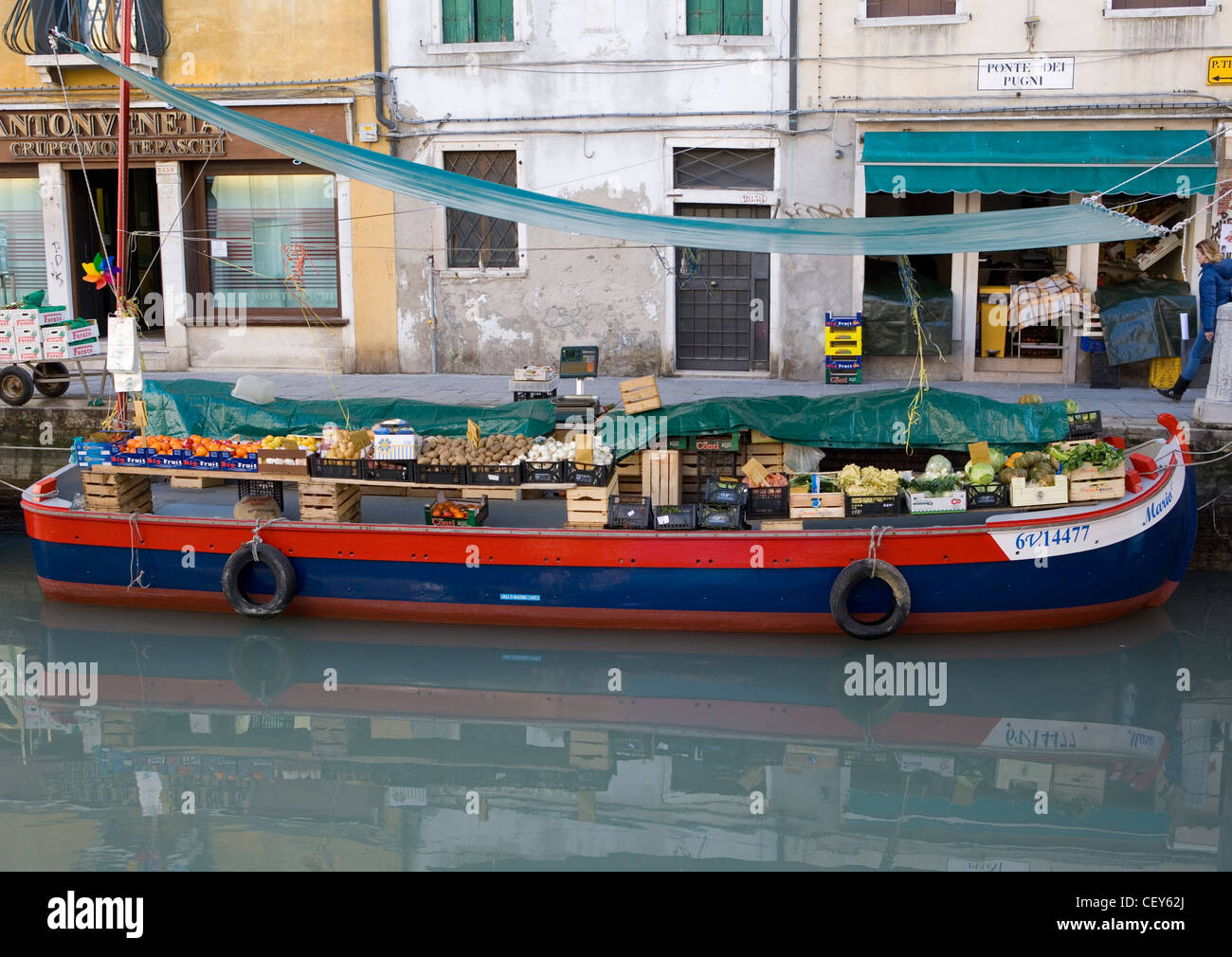 Canal fruit and vegetable boat hi-res stock photography and images - Alamy