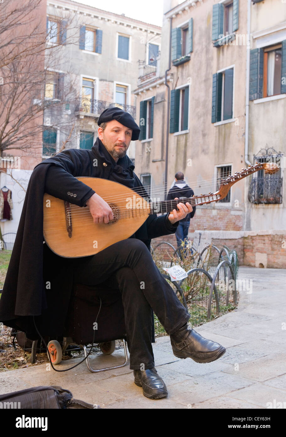 Traditional italian musician playing a lute in venice Stock Photo - Alamy