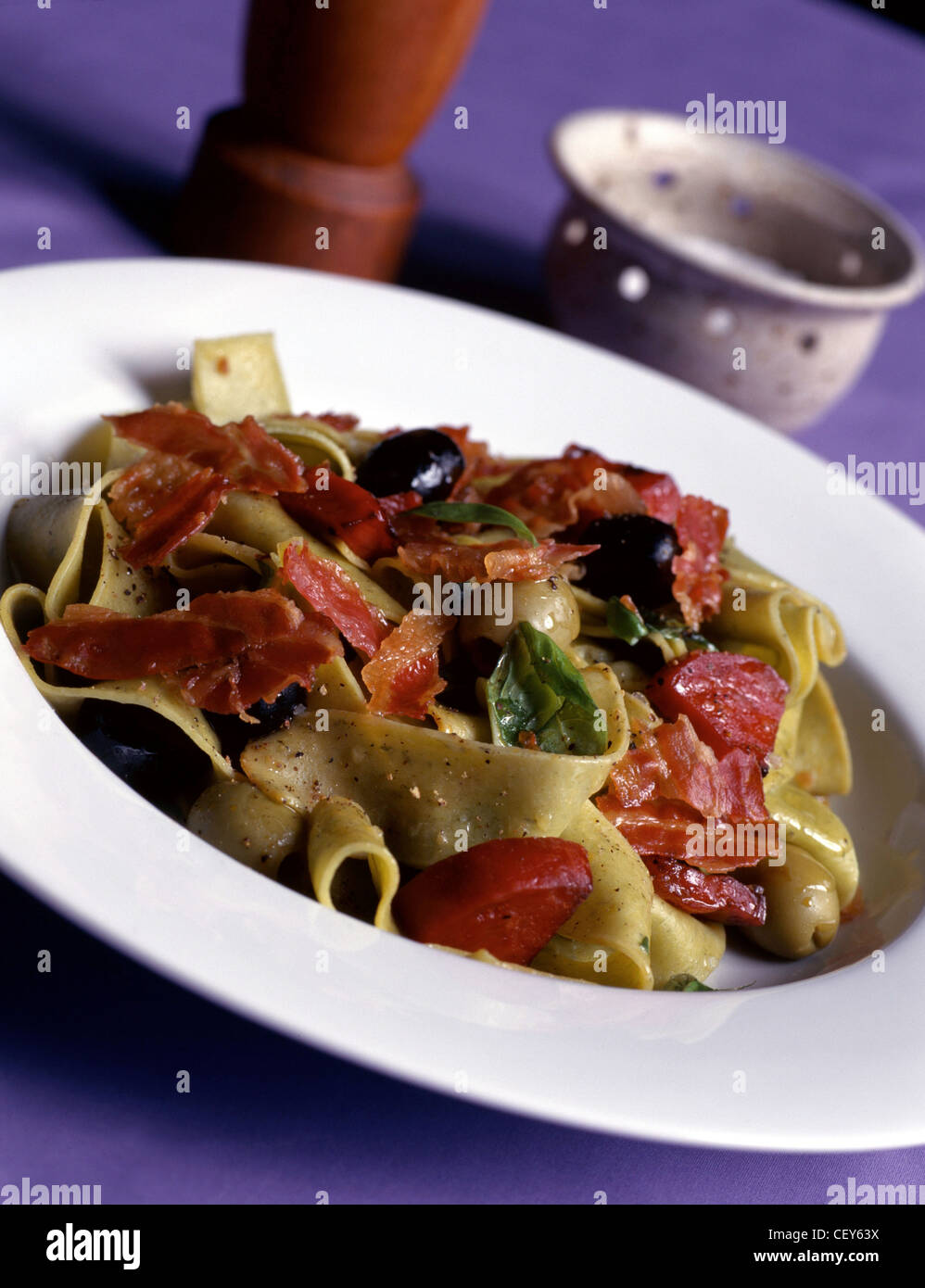 Long broad pasta pancetta hi-res stock photography and images - Alamy