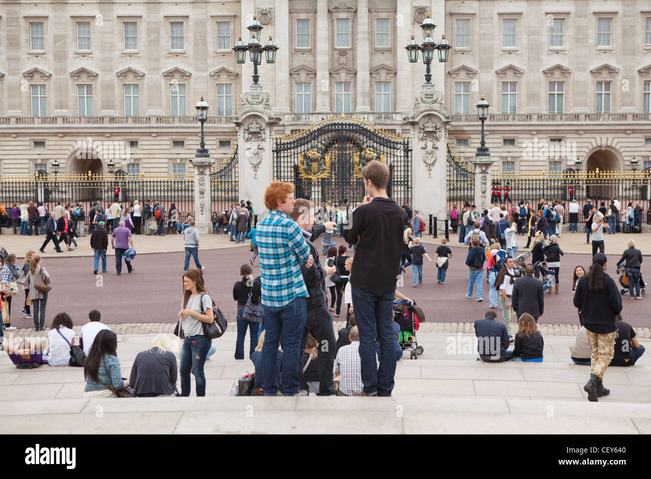 A view of Buckingham Palace with crowds of people outside Stock Photo ...