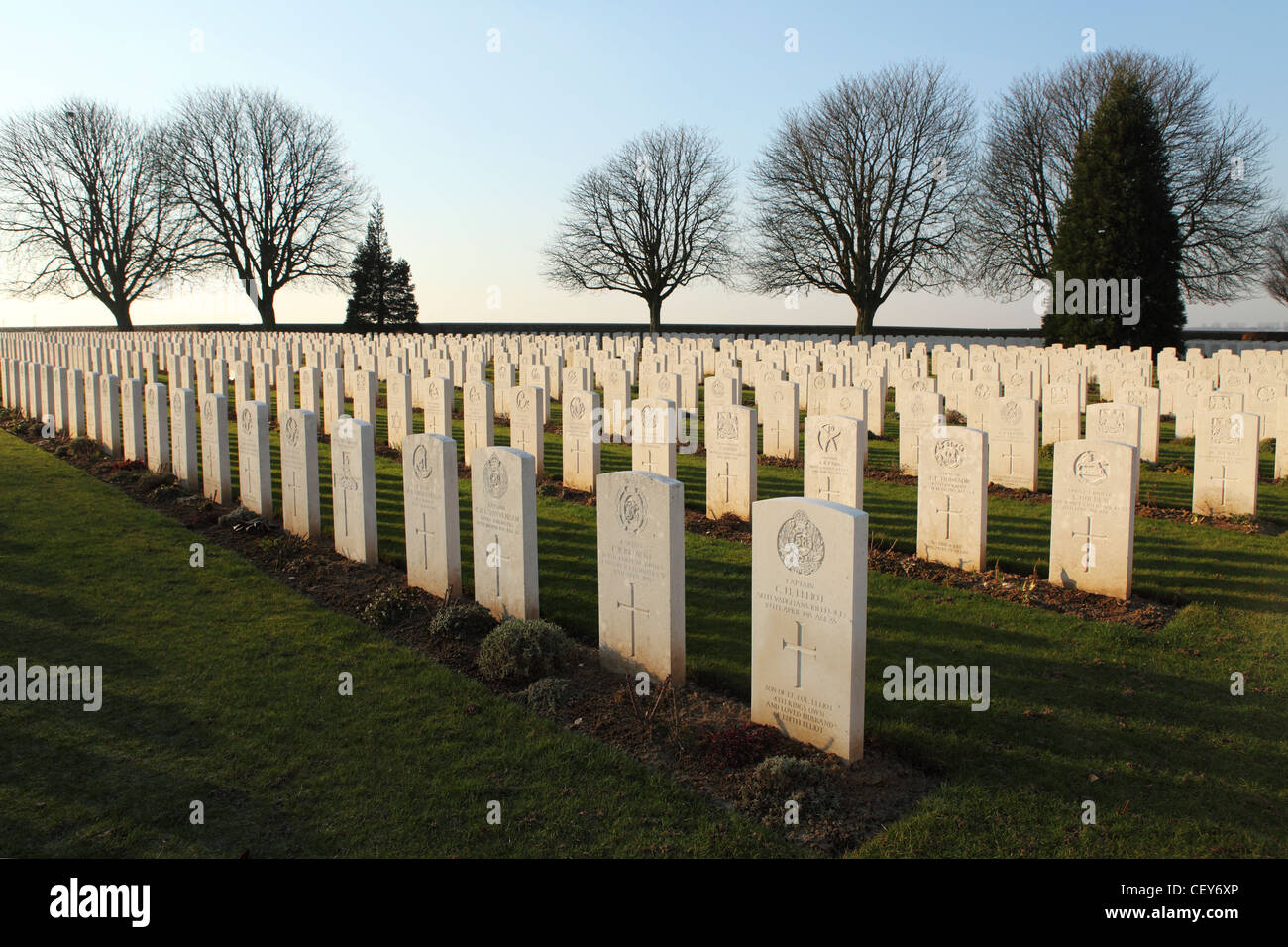 Headstones of World War One Commonwealth graves at Cabaret-Rouge ...