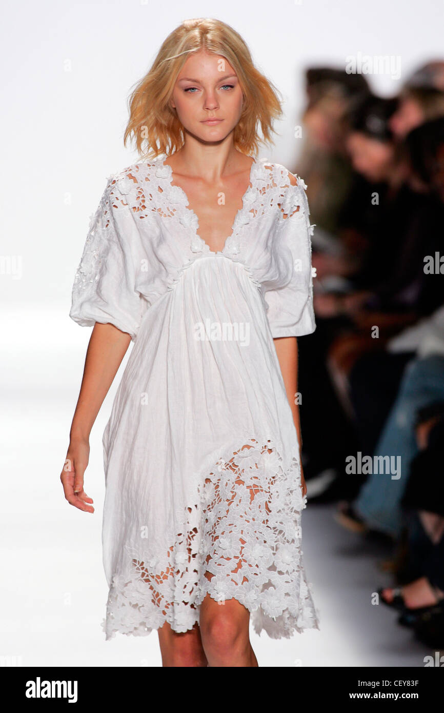 BCBG Max Azria New York Ready to Wear Spring Summer Blonde female model ...