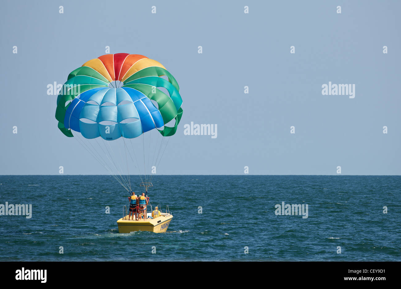 Parasailing boat hi-res stock photography and images - Alamy