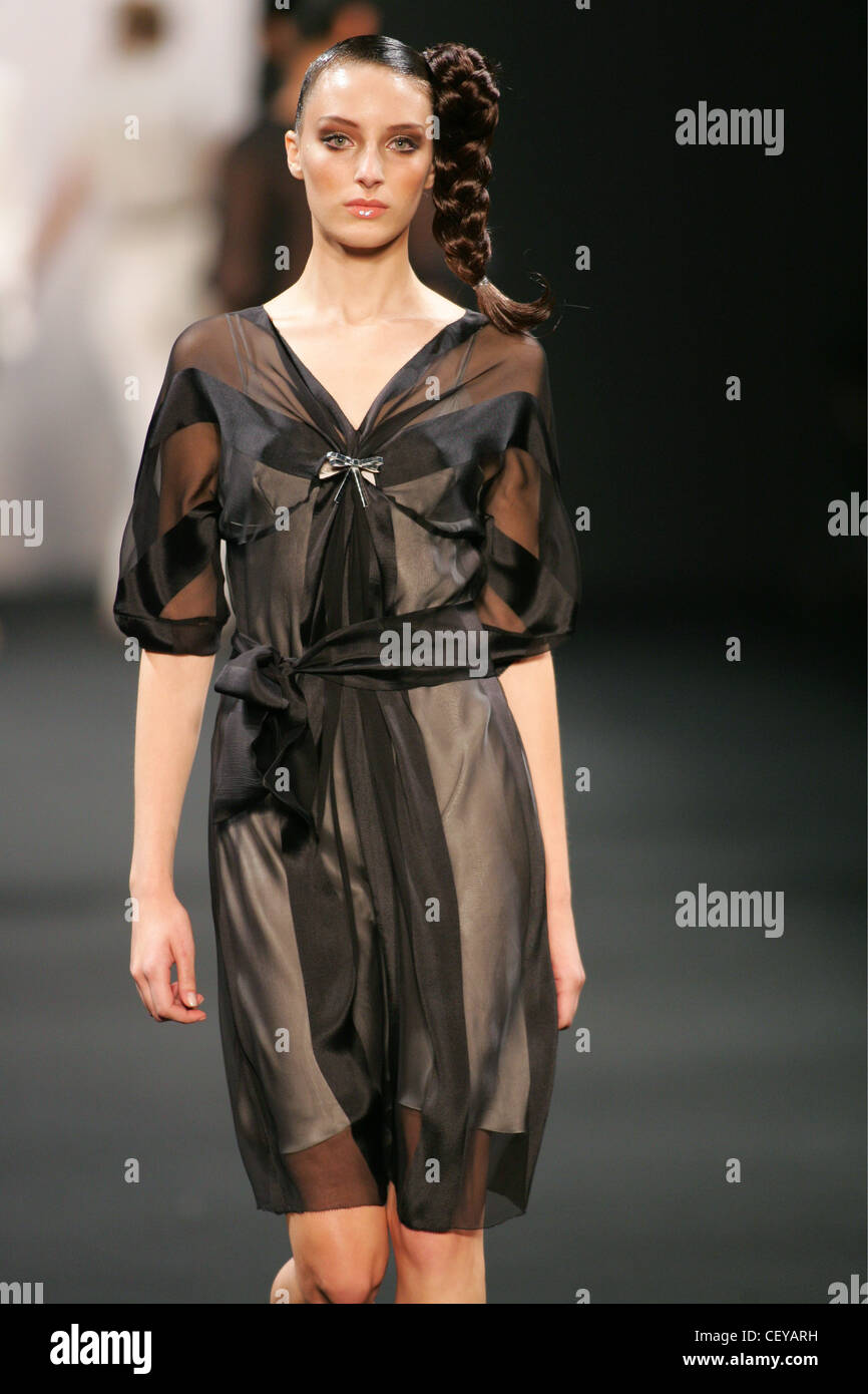 Viktand Rolf Paris Ready to Wear S S Model Robyn Connwith brunette hair ...