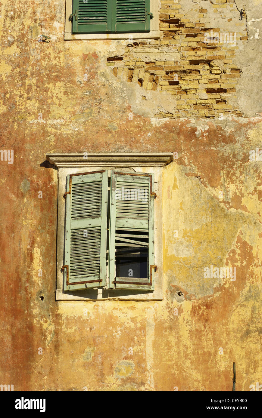 Derelict shutters hi-res stock photography and images - Alamy