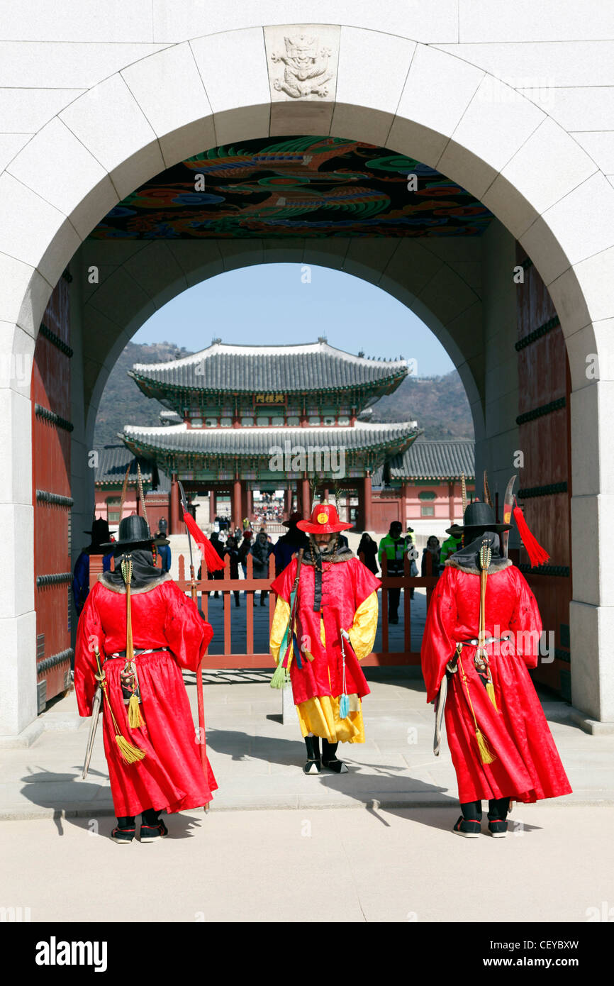 Soldiers in traditional Korean costume changing the guard at Gyeongbok ...