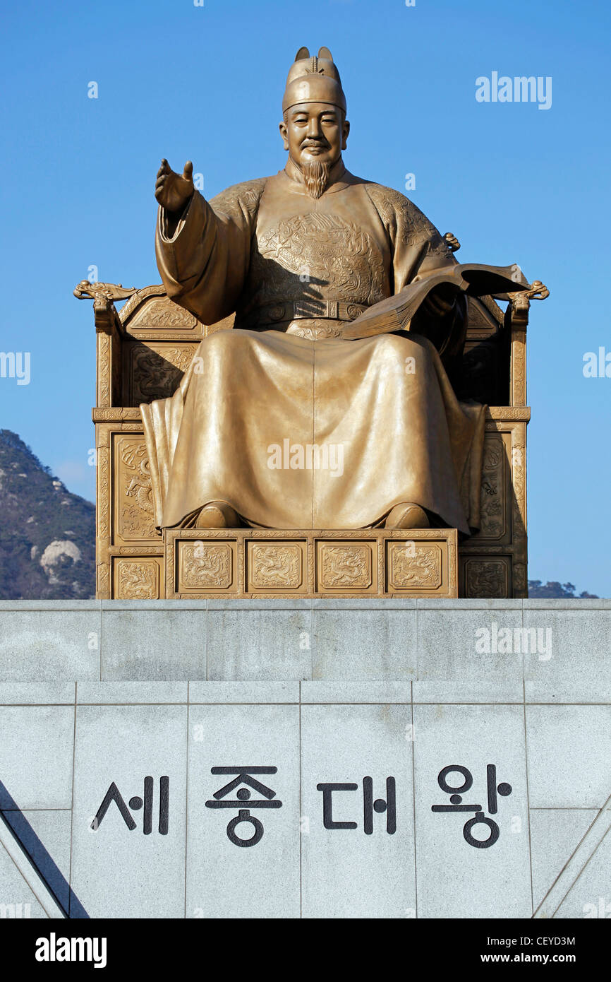 Golden statue of King Sejong Dae Wang the Great in Jongno-Gu in Seoul ...