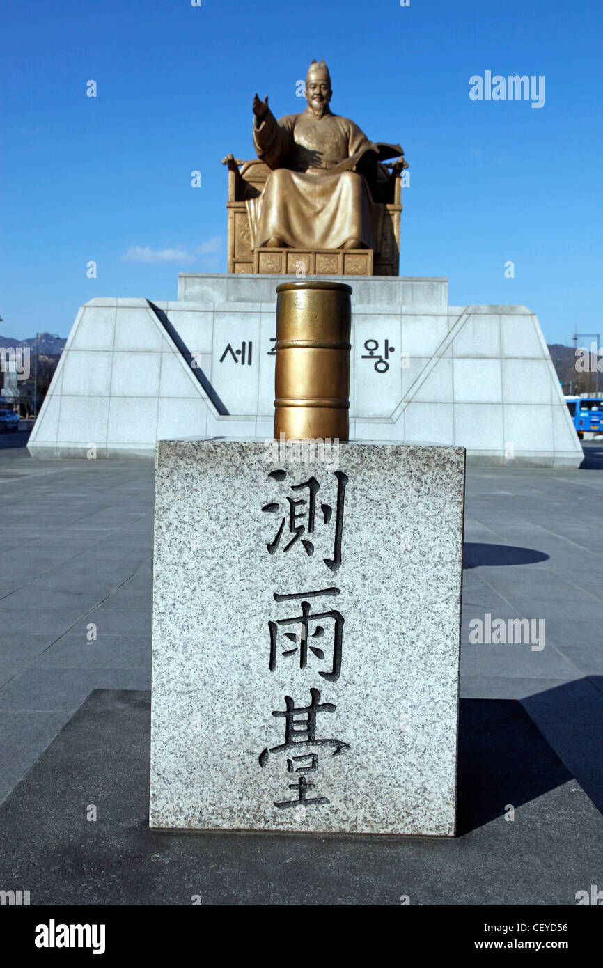 Golden statue of King Sejong Dae Wang the Great in Jongno-Gu in Seoul ...