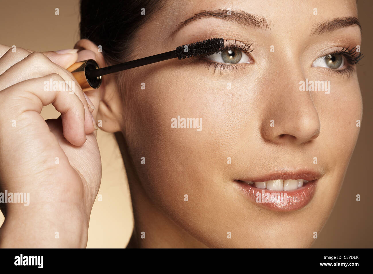Female applying mascara Stock Photo - Alamy