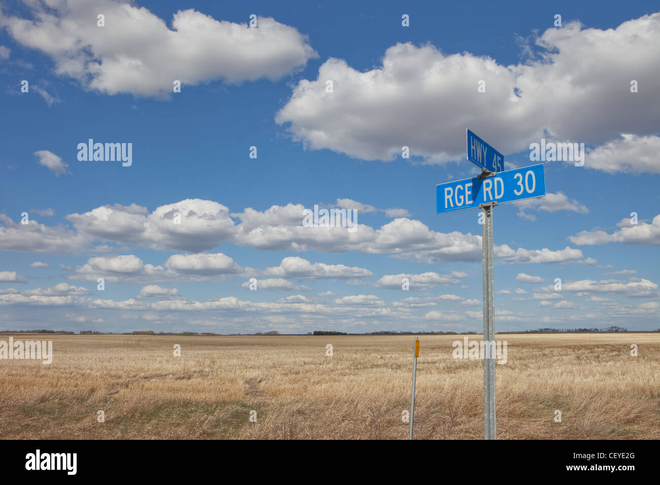 Intersecting country road hi-res stock photography and images - Alamy