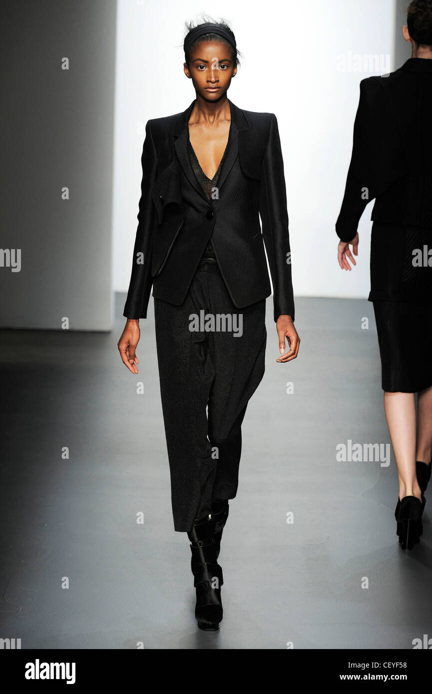 African black female model catwalk hi-res stock photography and images ...