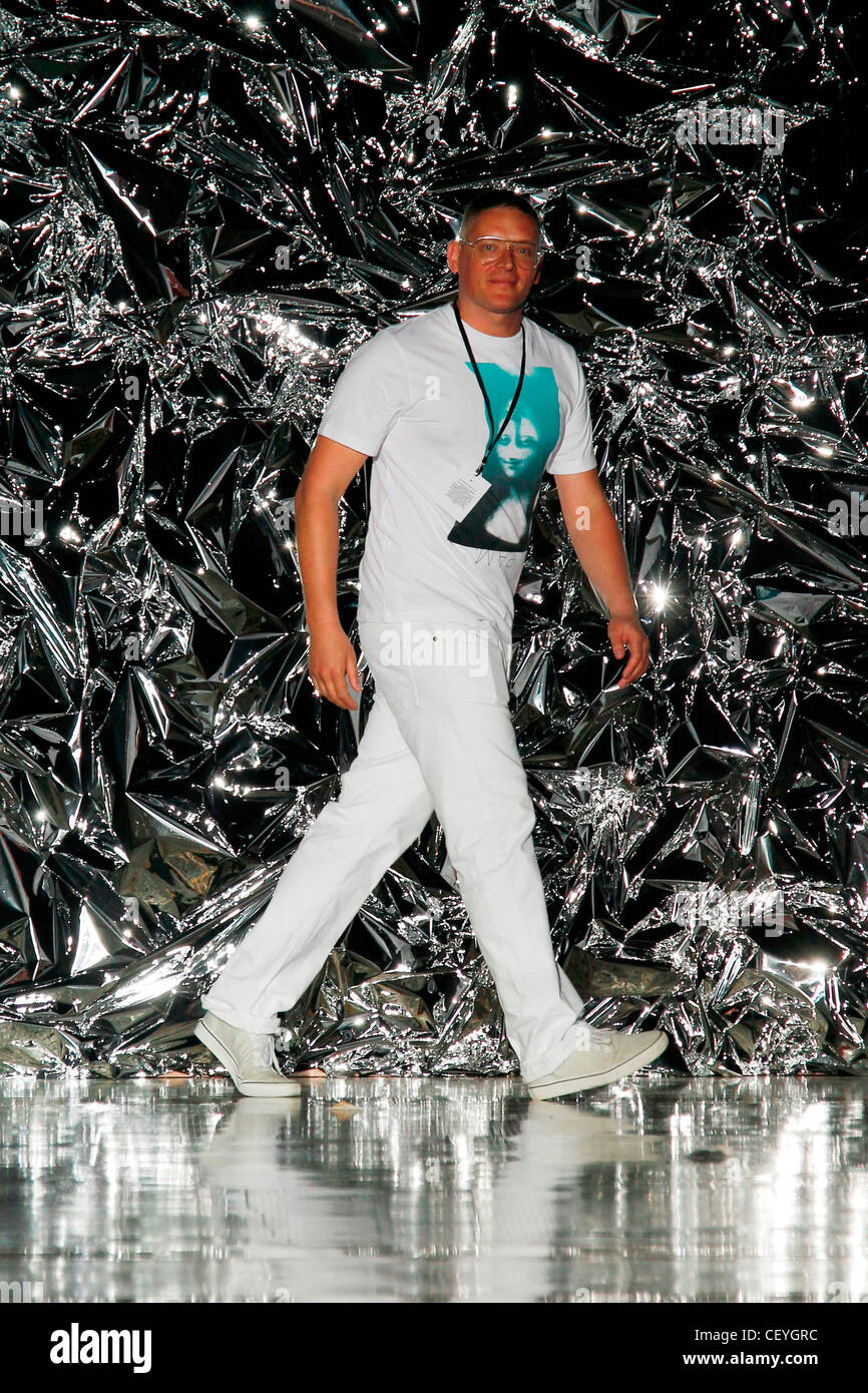 Designer giles deacon hi-res stock photography and images - Alamy