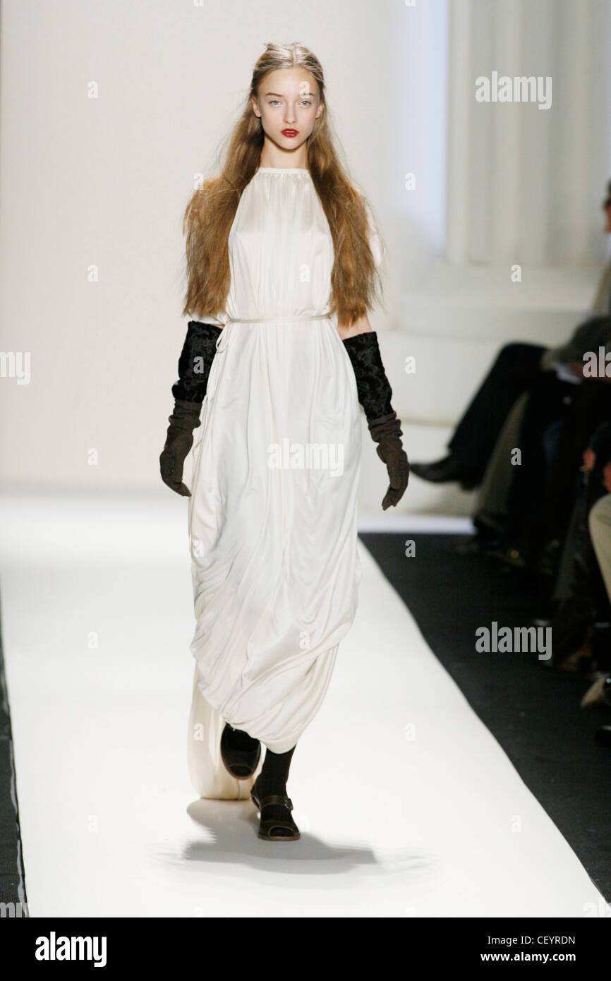 Vera Wang New York Ready to Wear Autumn Winter Model Marcelina Sowa ...