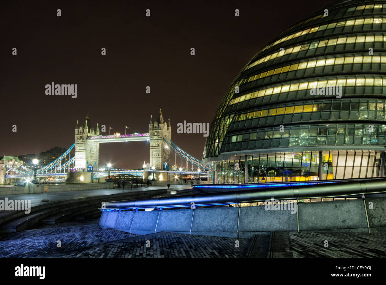 Tower bridge and city hall hi-res stock photography and images - Alamy