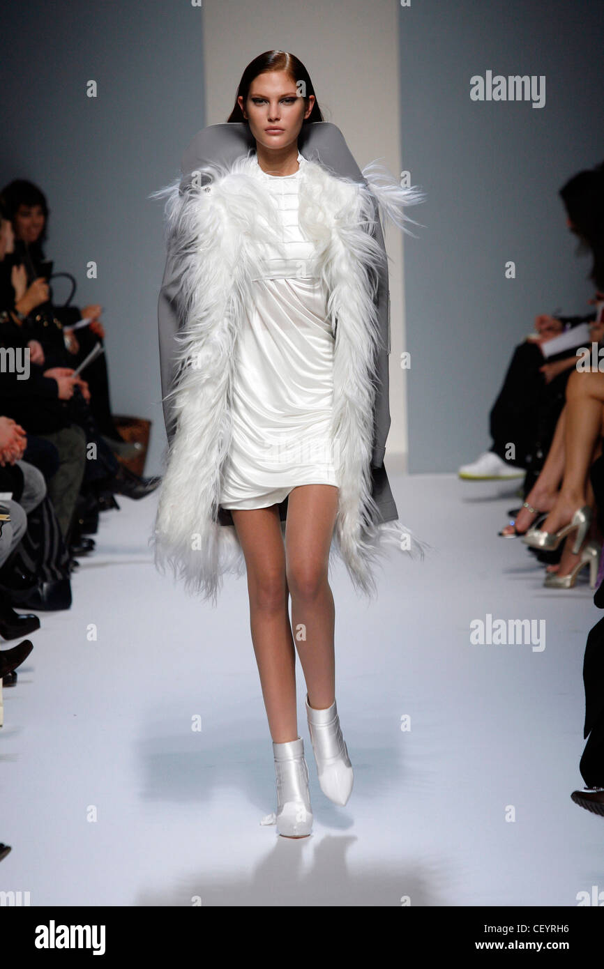 Allesandro DellAcqua Milan Fashion Week Autumn Winter Model Catherine ...