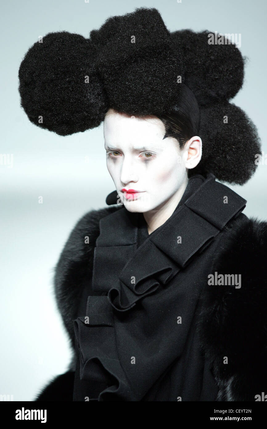 Gareth Pugh London Ready to Wear Autumn Winter Female model wearing a ...