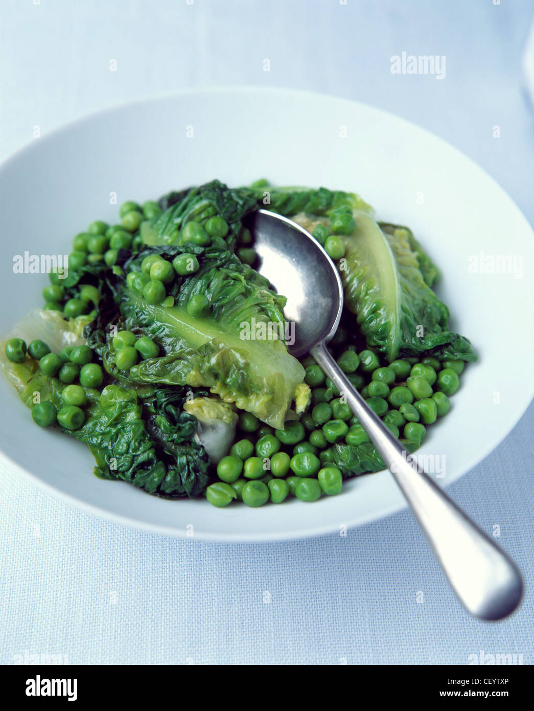 A bowl of garden peas and cooked lettuce Stock Photo - Alamy