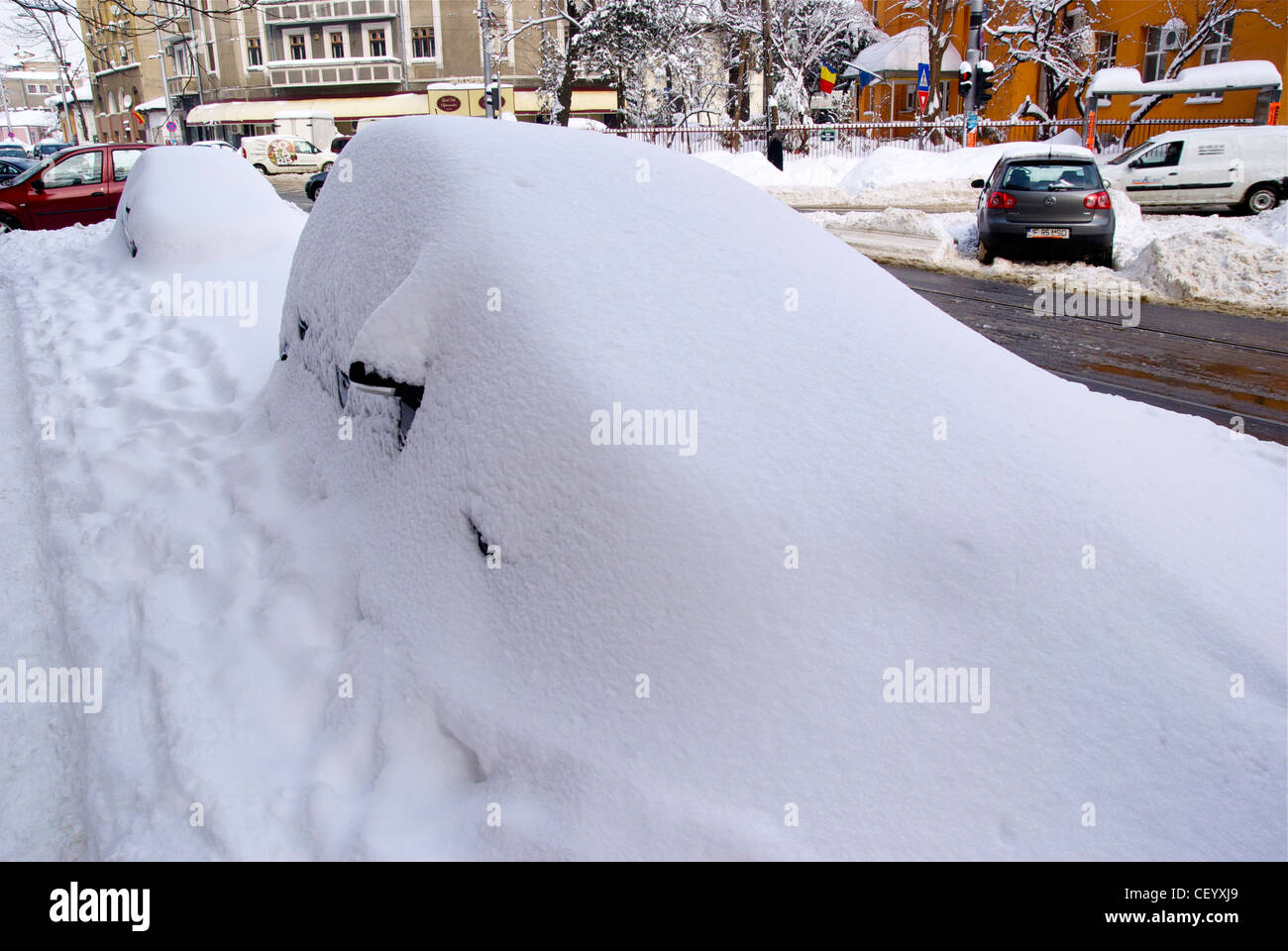Cars stuck in snow with traffic behind Stock Photo - Alamy