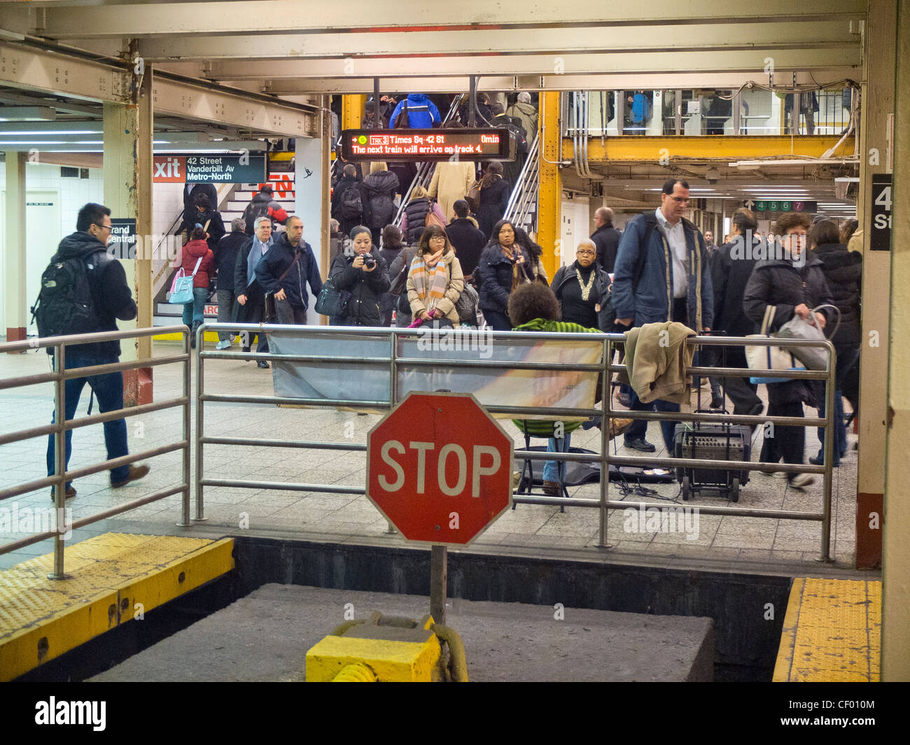42nd street shuttle hi-res stock photography and images - Alamy