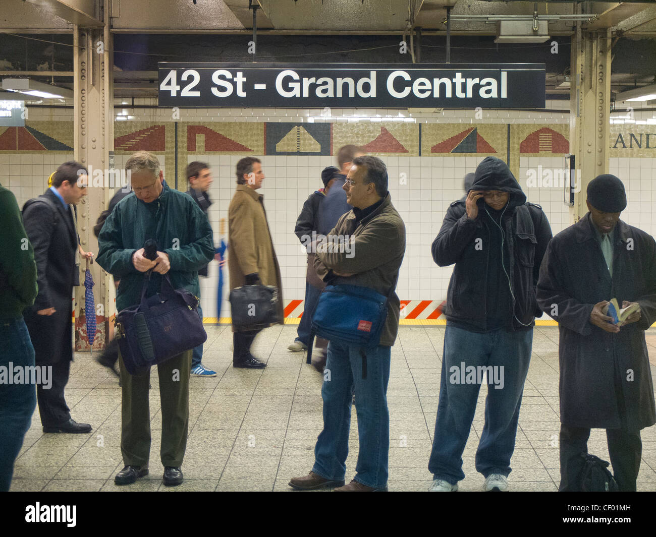 Men waiting for nyc subway hi-res stock photography and images - Alamy