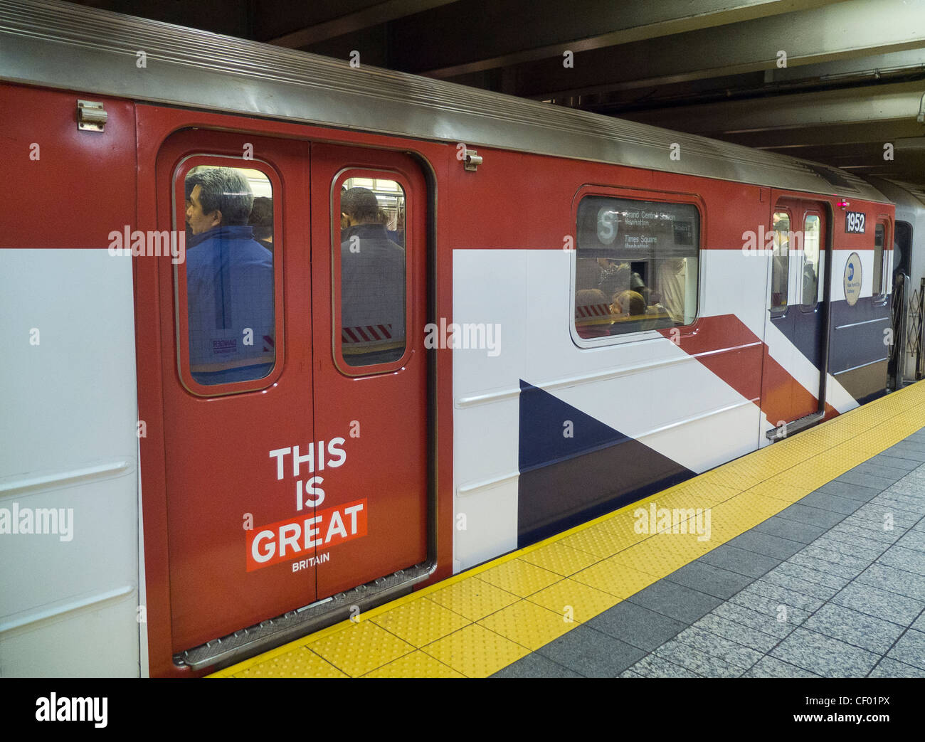 Grand central shuttle subway station in NYC Stock Photo - Alamy