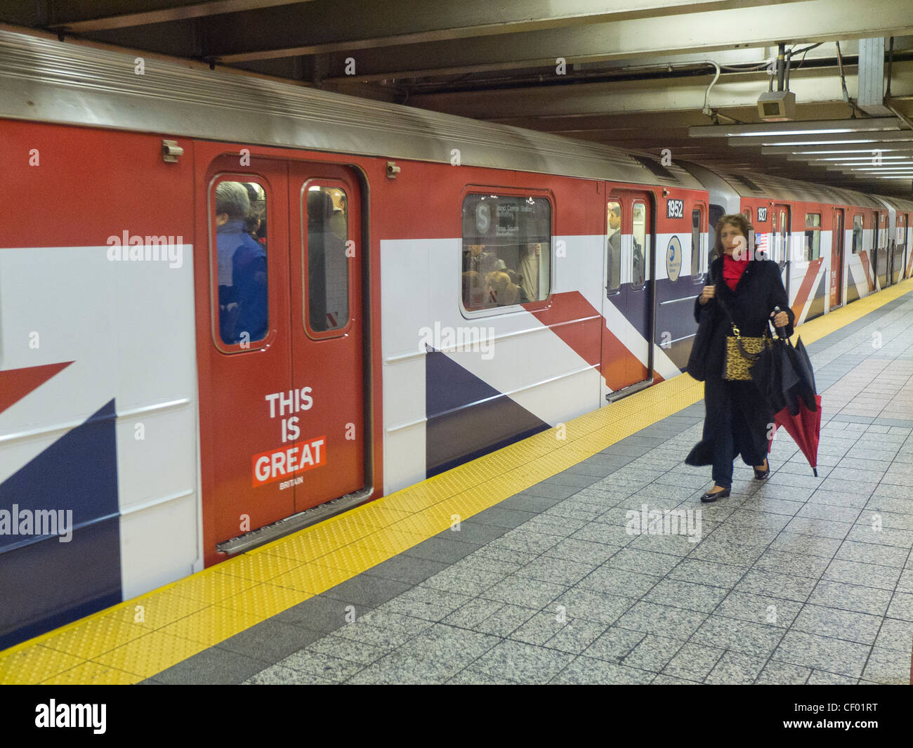 Nyc subway station crowded hi-res stock photography and images - Alamy