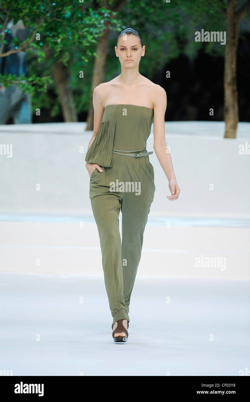 Very thin model hi-res stock photography and images - Alamy