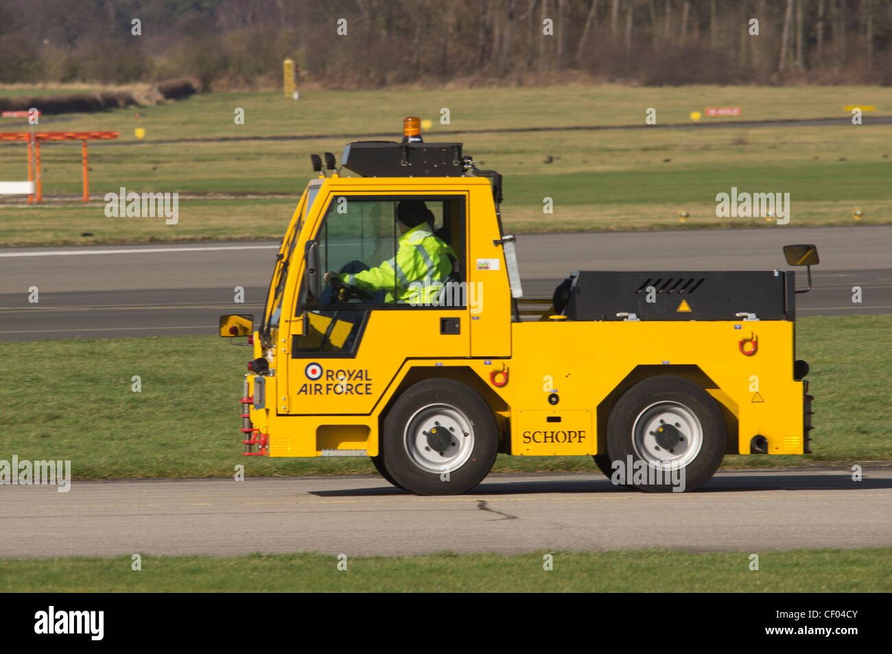 Aircraft tow truck hi-res stock photography and images - Alamy