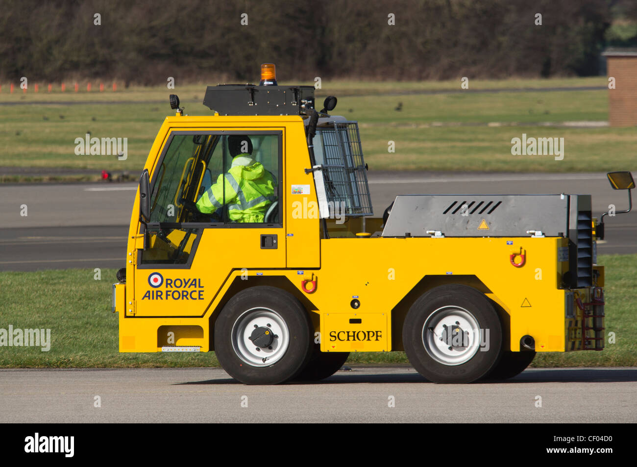 Aircraft tow truck hi-res stock photography and images - Alamy
