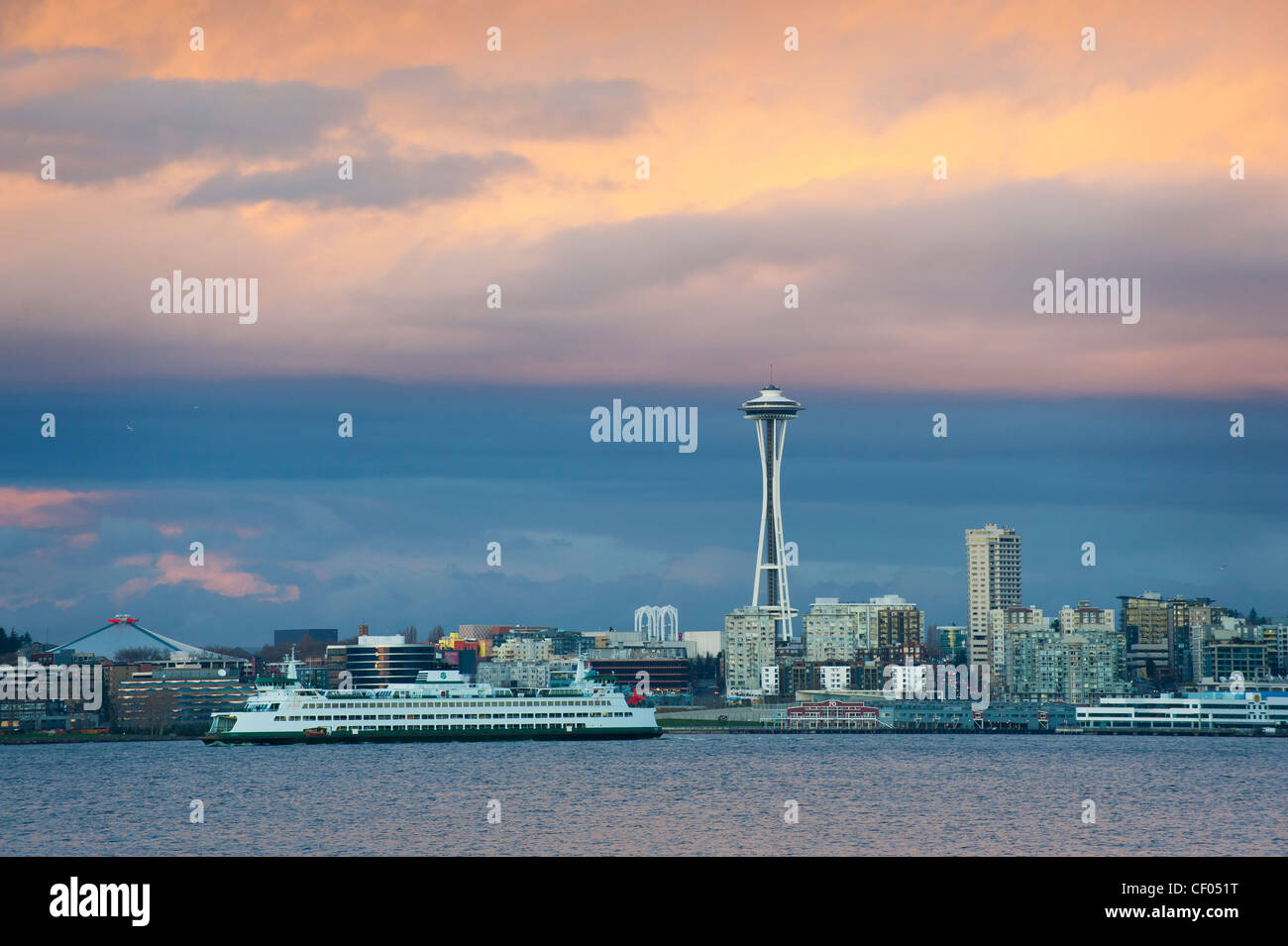 A beautiful Seattle skyline sunset along the Elliott Bay waterfront ...