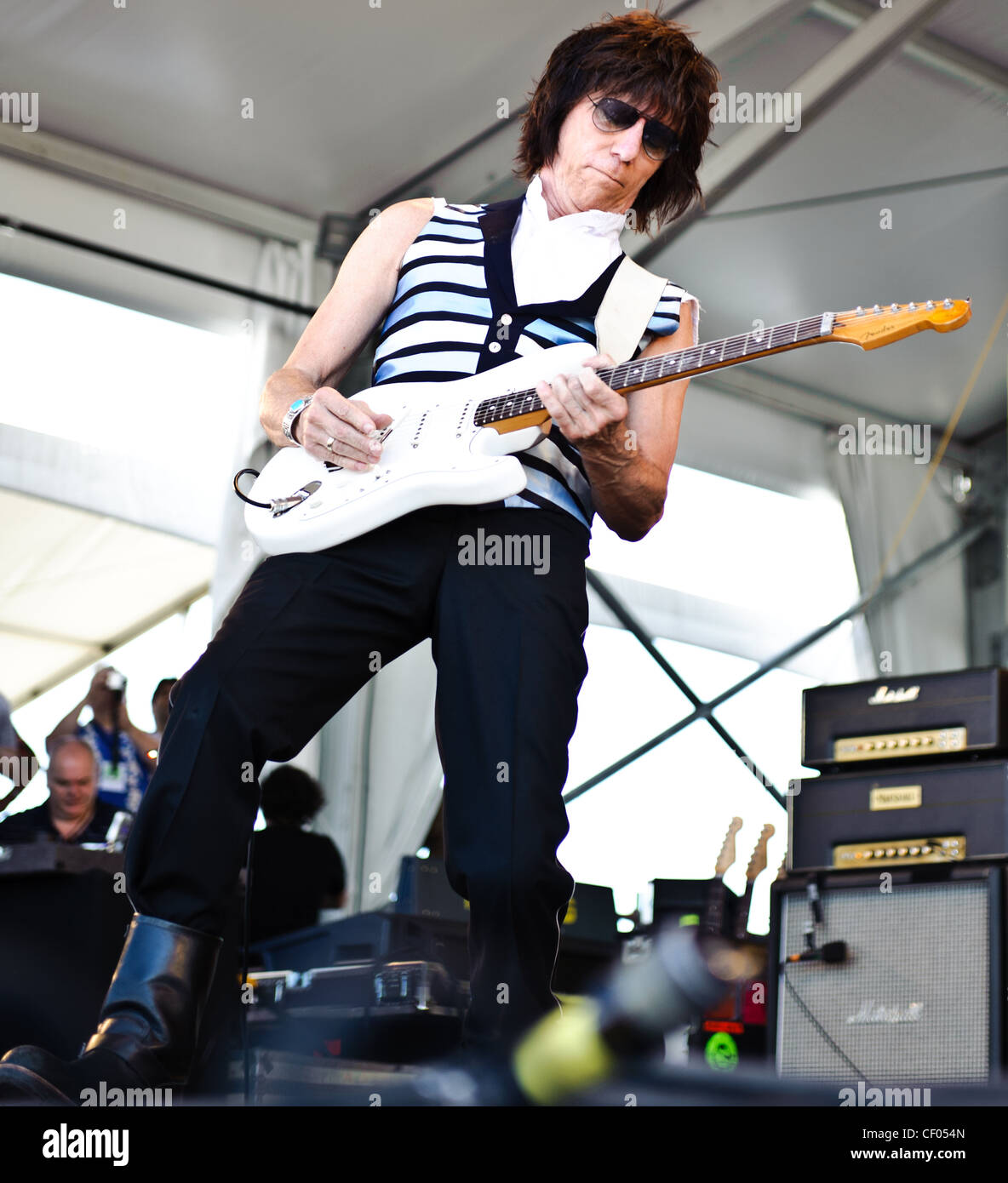 Jeff Beck playing with Jason Rebello on keyboards, Rhonda Smith on bass ...