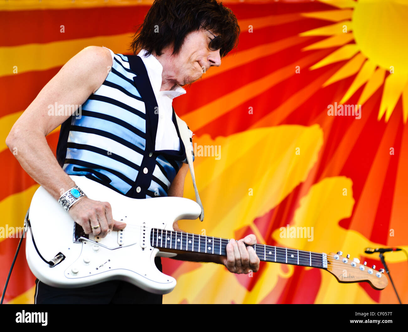 Jeff Beck playing with Jason Rebello on keyboards, Rhonda Smith on bass ...