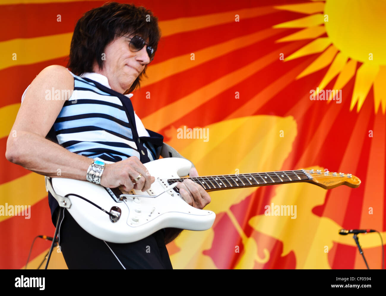 Jeff Beck playing with Jason Rebello on keyboards, Rhonda Smith on bass ...