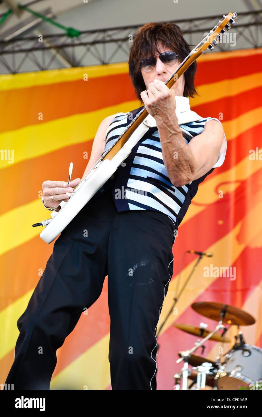 Jeff Beck playing with Jason Rebello on keyboards, Rhonda Smith on bass ...