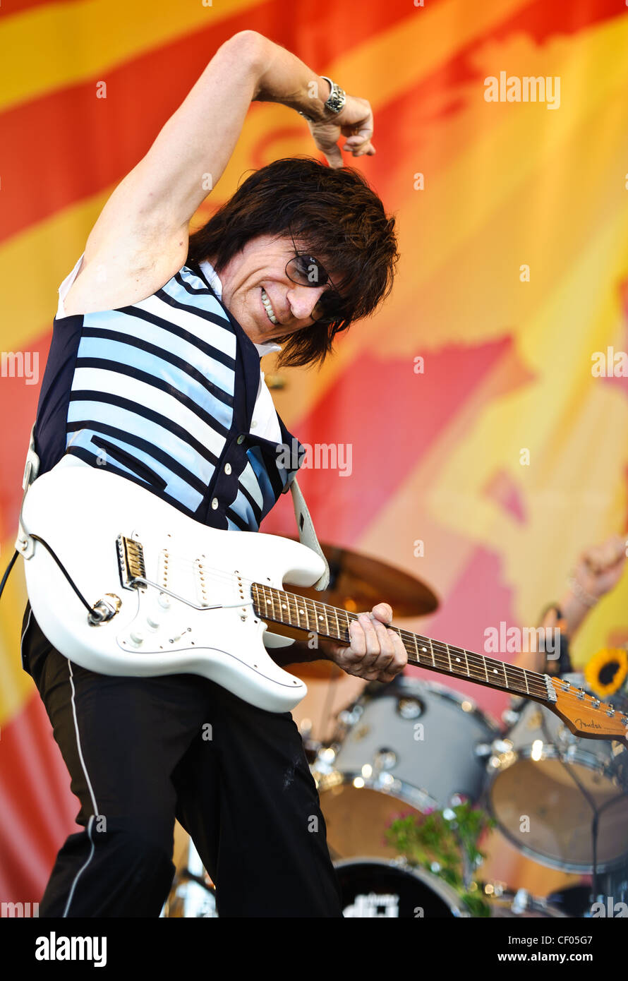 Jeff Beck playing with Jason Rebello on keyboards, Rhonda Smith on bass ...