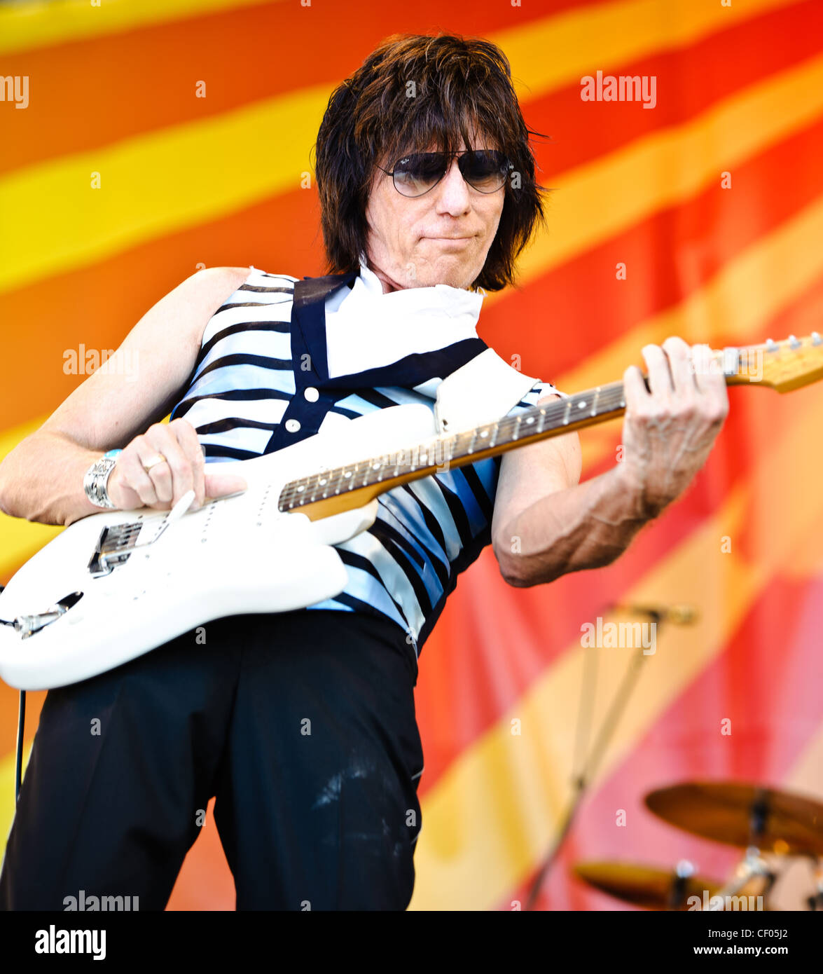 Jeff Beck playing with Jason Rebello on keyboards, Rhonda Smith on bass ...